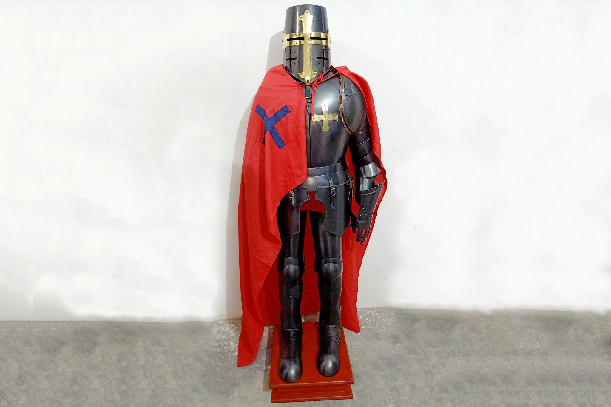 Gulv og Granit - Trægulv, basalt belægning og replicaer af div. udstyr