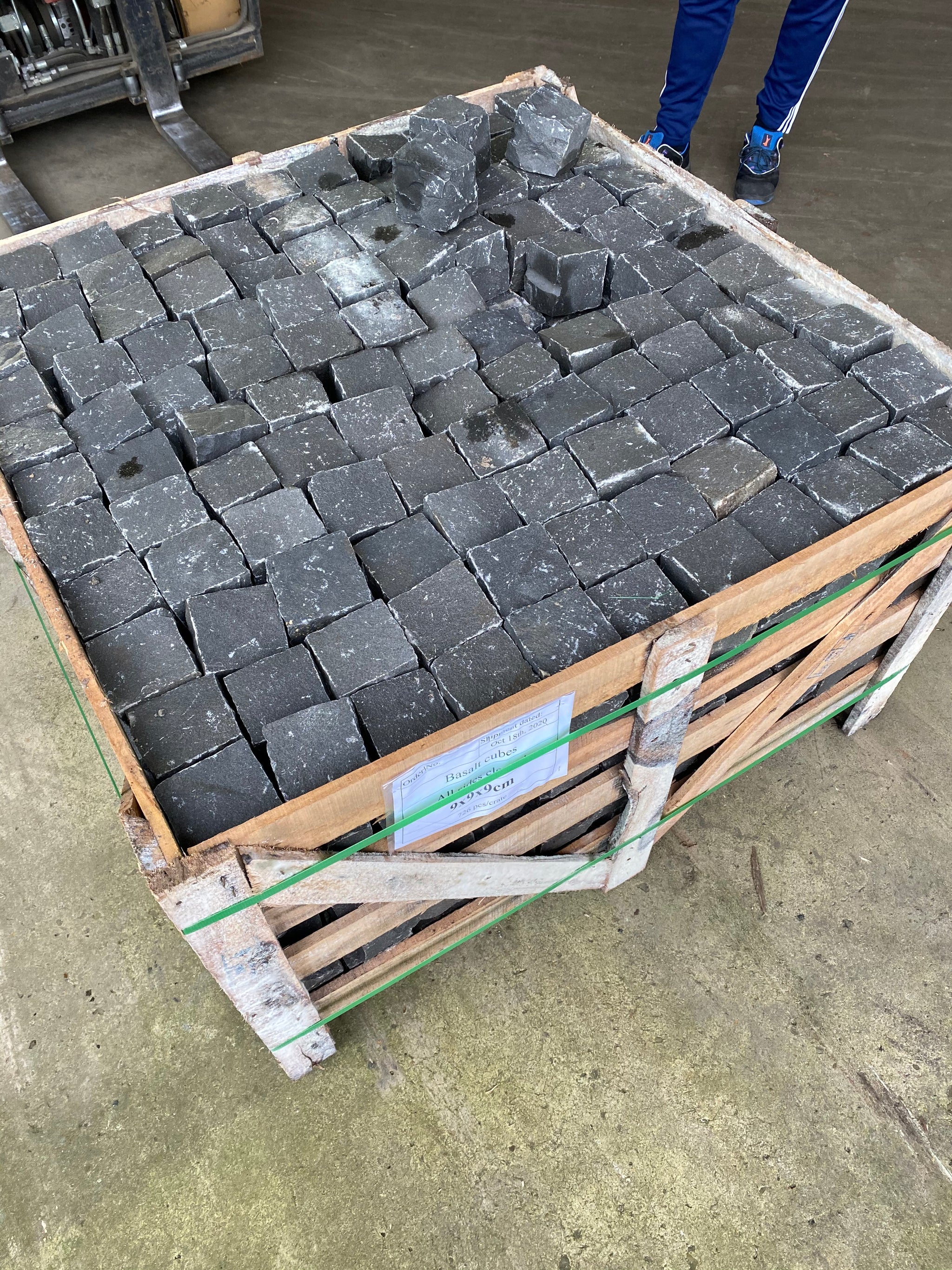 Gulv og Granit - Trægulv, basalt belægning og replicaer af div. udstyr